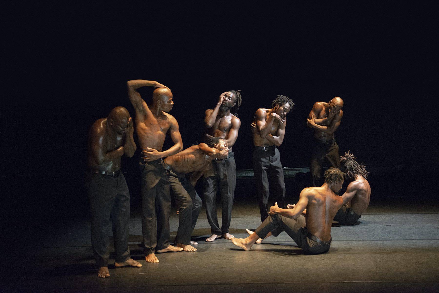 El latido rítmico de África resuena en Sagunt con «Omma» de Josef Nadj ...